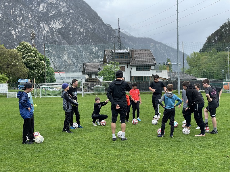 Fußballtraining im Sportblock - Praxismittelschule der KPH-Edith Stein
